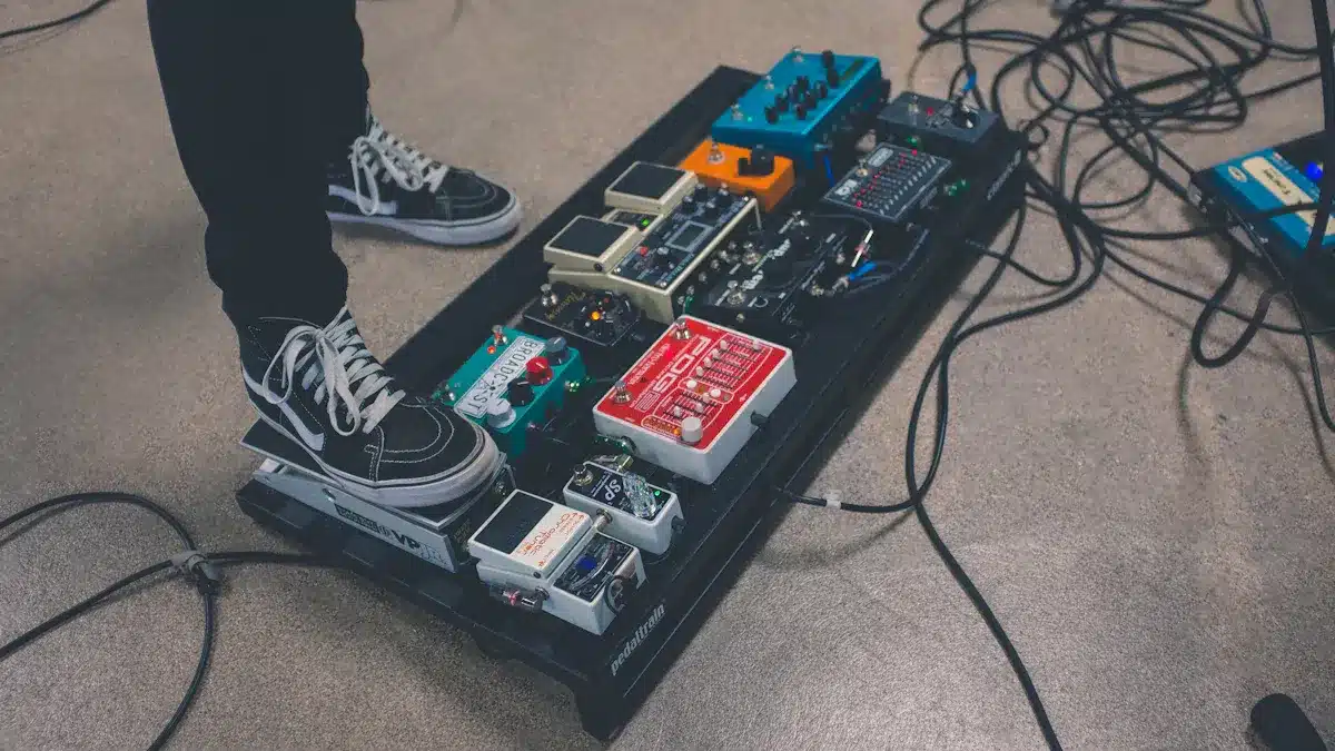 What is the effects loop on a guitar pedal?